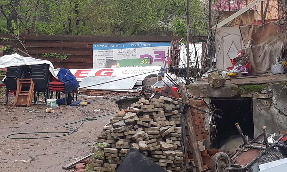 Baraca din buricul târgului - peisaj dezolant pentru turiști