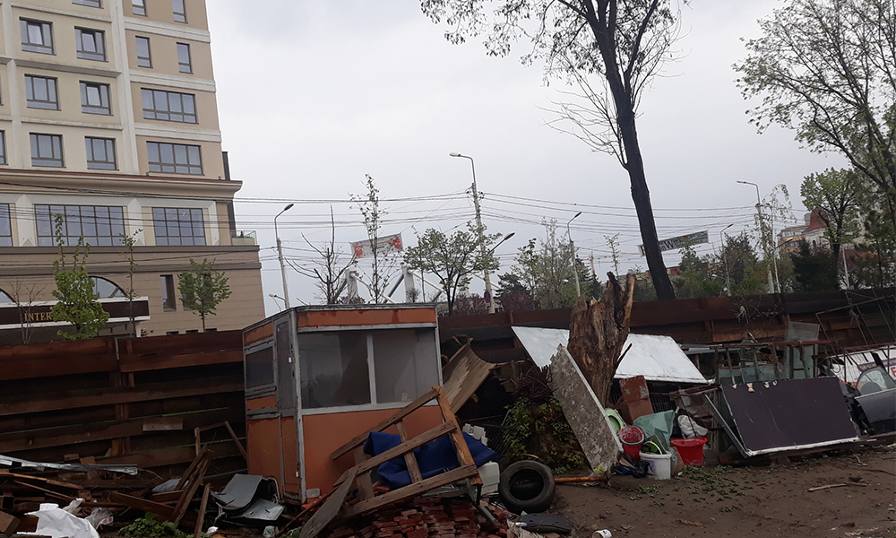 Baraca din buricul târgului - peisaj dezolant pentru turiști