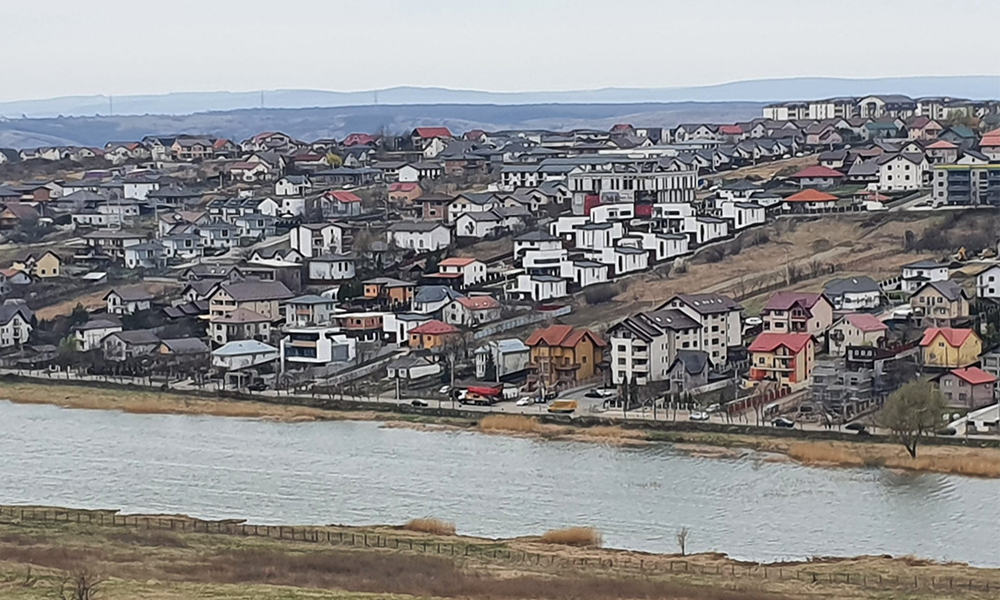 Lacul Rediu: Sute de case au fost construite, iar zona este într-o ...