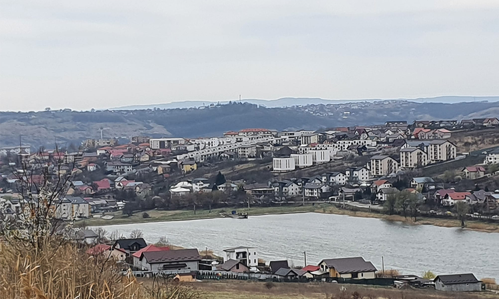 Lacul Rediu: Sute de case au fost construite, iar zona este într-o ...